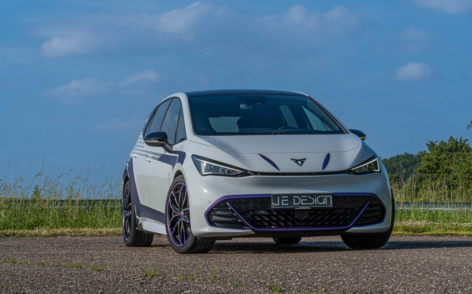 SHOWCAR: Cupra Born K1 Glacial White Purple Edition (EN)