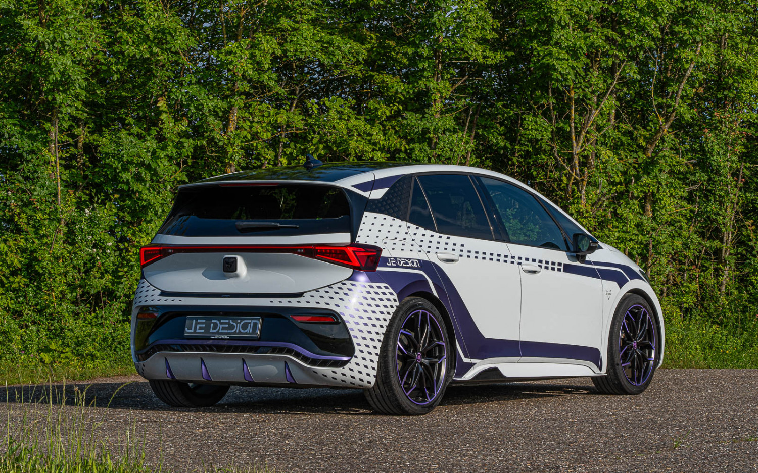 SHOWCAR: Cupra Born K1 Glacial White Purple Edition (EN)