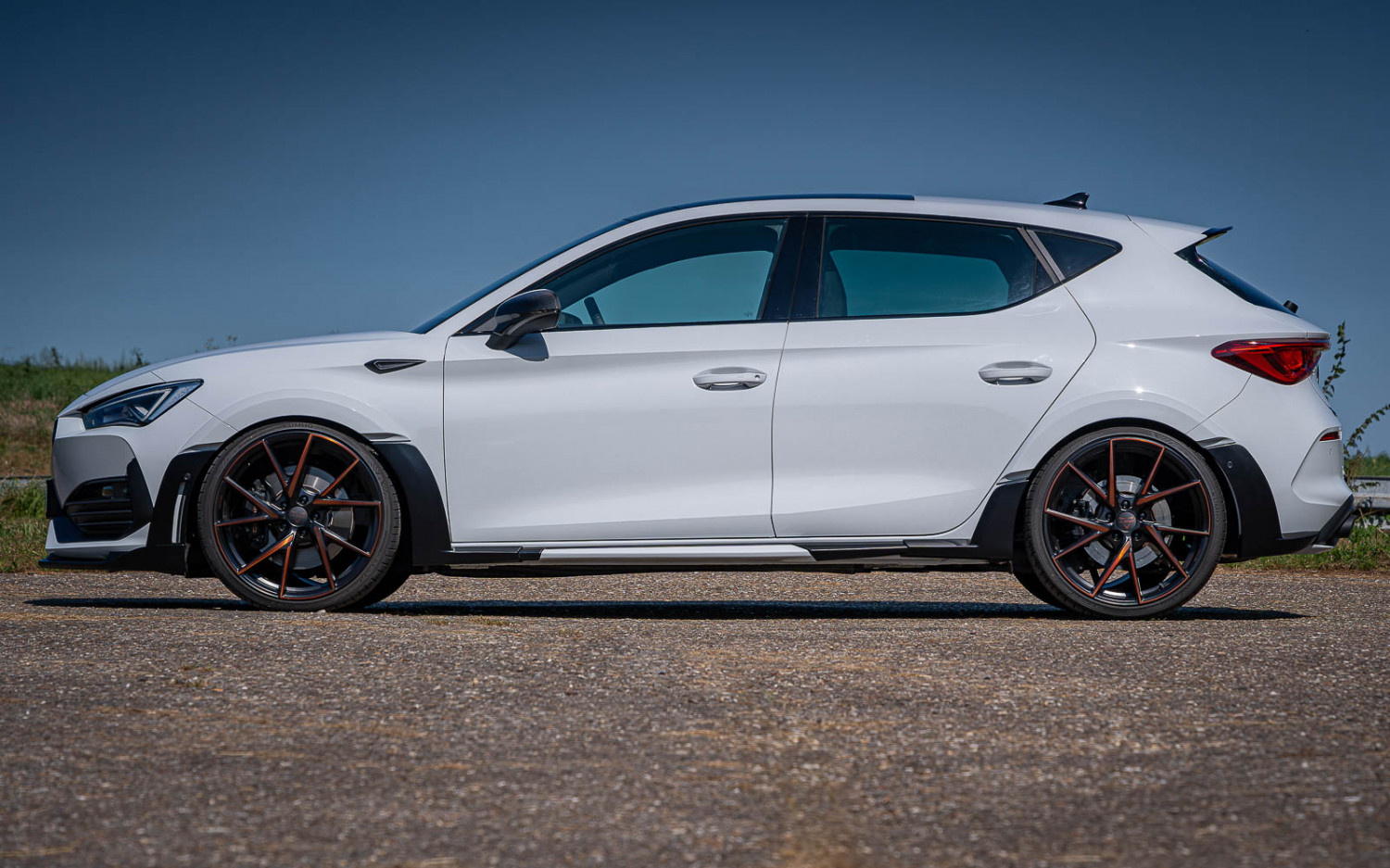 SHOWCAR: Cupra Leon KL Hatchback WIDEBODY nevada white metallic (EN)